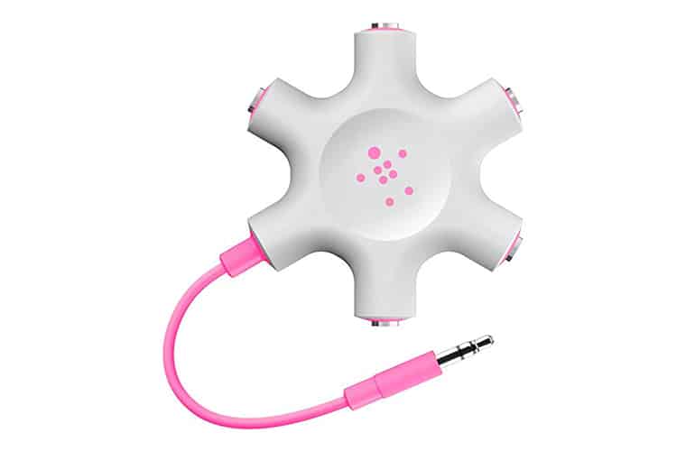 A Headphone Splitter Should Be On Your Packing List For Cancun