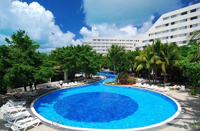 Oasis Palm Cancun Pool