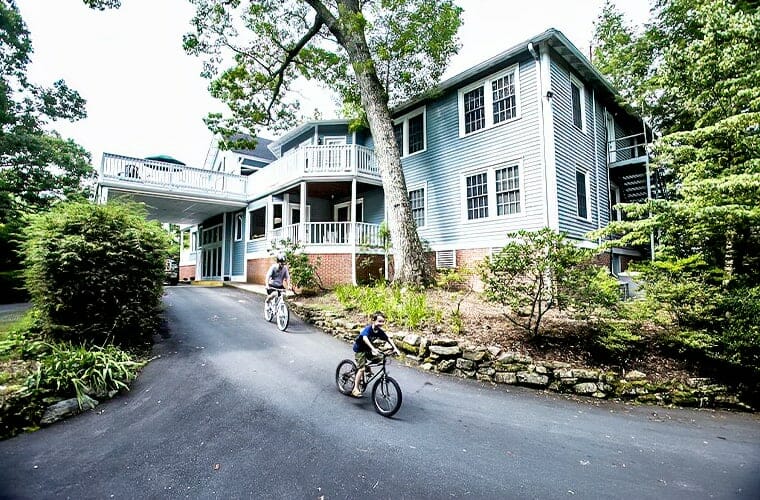 Highland Lake Inn & Resort - Flat Rock