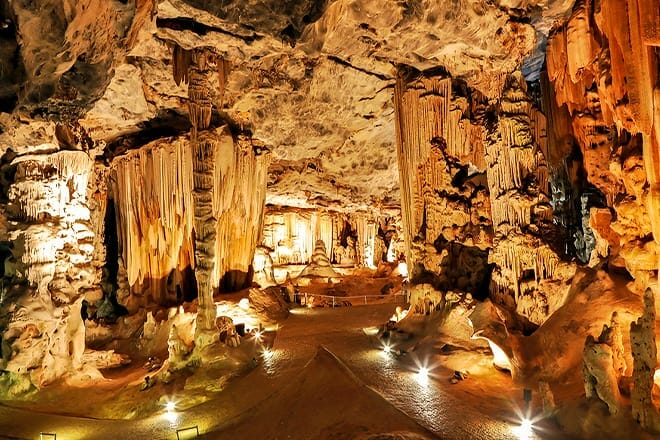 louisville mega cavern