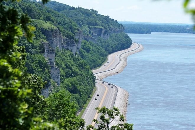 great river road &mdash; various locations