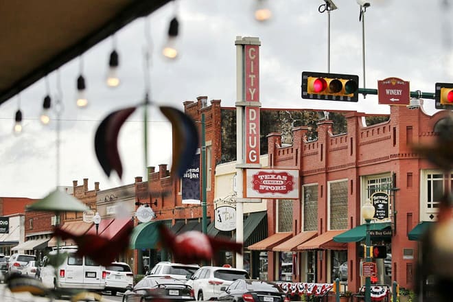 grapevine historic main street district