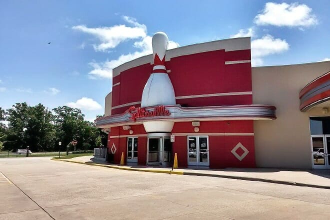 splitsville luxury lanes dinner lounge