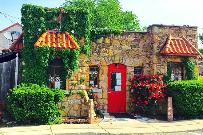 stone house east pine pub