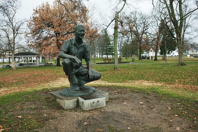 marlin perkins statue