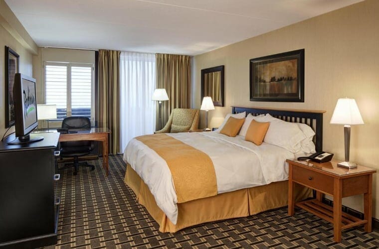 radisson hotel milwaukee west