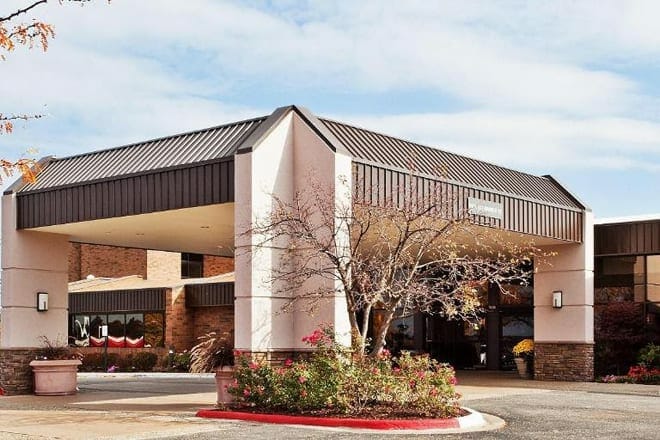 Crowne Plaza Grand Rapids - Airport (The Plaza Grand Rapids - Airport Hotel)