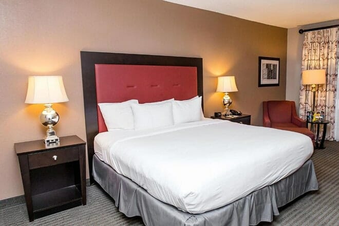 DoubleTree by Hilton Hotel Raleigh - Brownstone - University