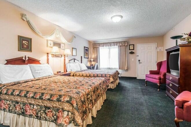 Econo Lodge Inn & Suites