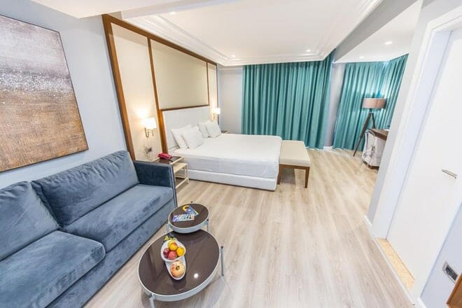 hotel brilant &mdash; sarand&euml;