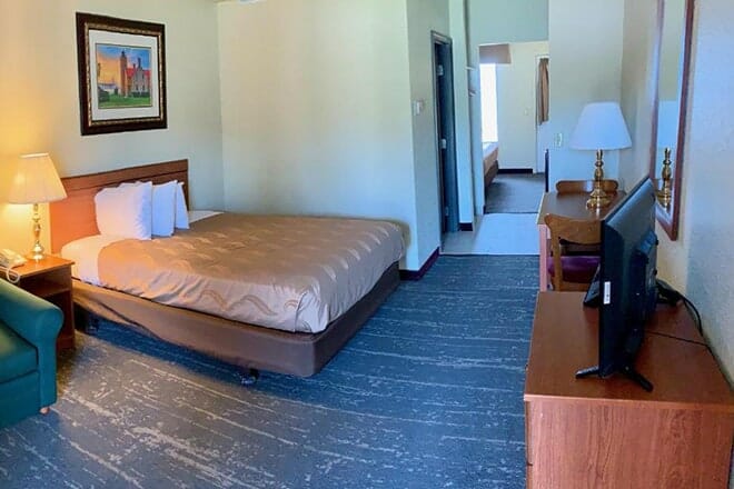 Mackinaw Beach & Bay Inn & Suites