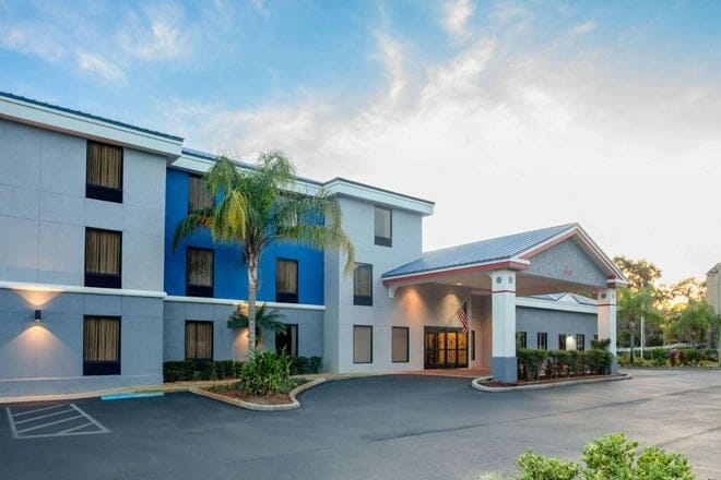 Days Inn & Suites by Wyndham Lakeland