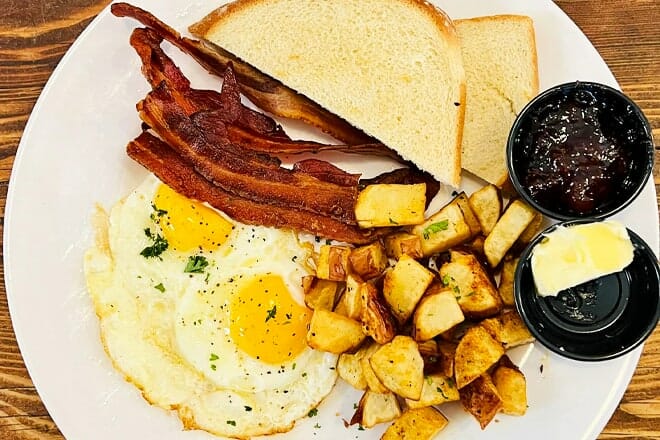 wonderland cafe & lodge