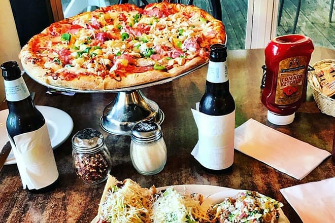 New Yorker Deli And Pizzeria