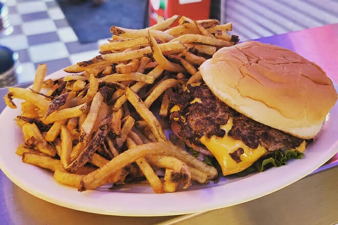 hot rods 50&rsquo;s diner