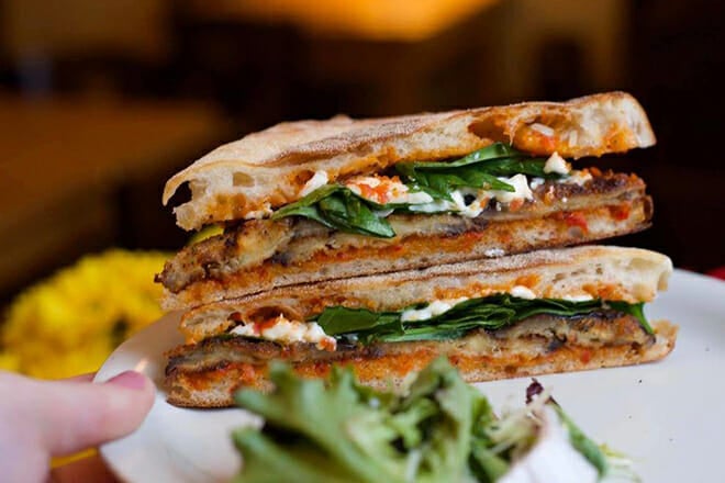 Pewter Spoon Caf&eacute;