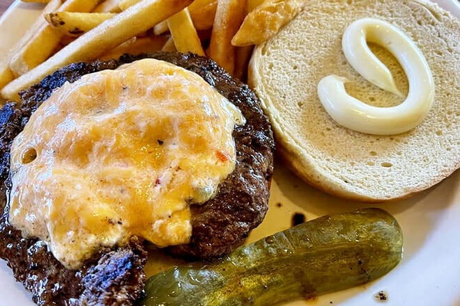 Sardi's Den Restaurant & Lounge