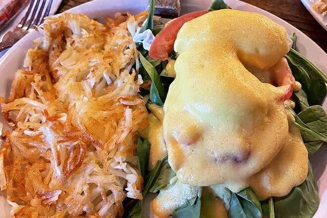 Charlie's Restaurant & Lounge