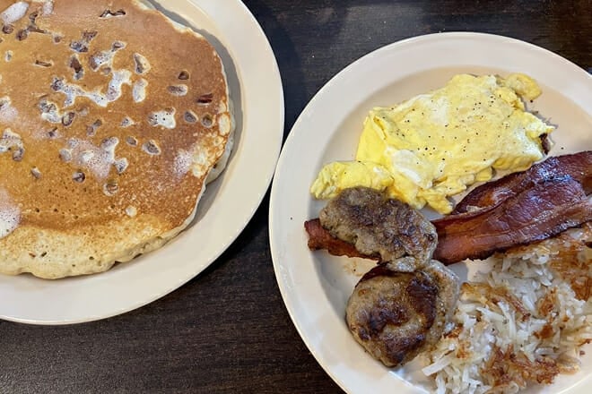 Coach&rsquo;s Island Grill