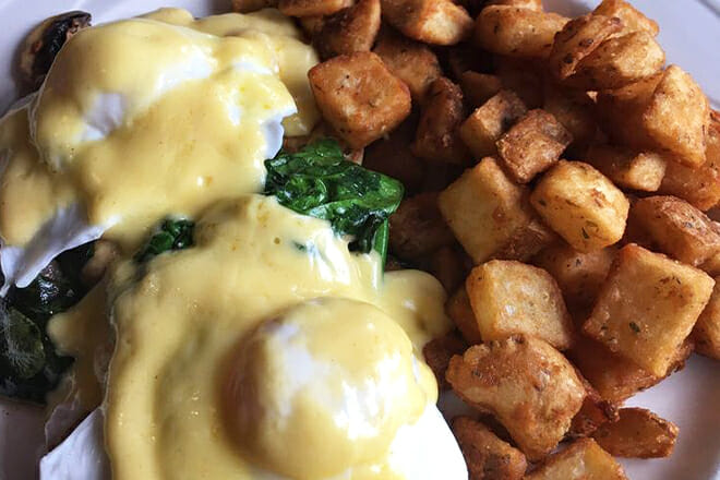 Regatta Pub at the Salem Waterfront Hotel & Suites