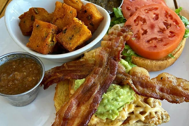 10. Daily Dose Old Town Bar & Grill