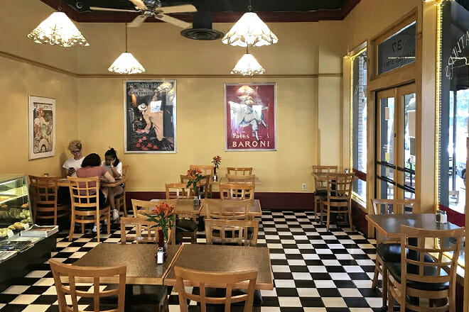 Goose Feathers Caf&eacute;