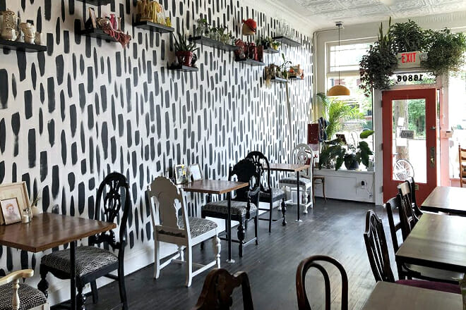 Brewella's Coffee, Cr&ecirc;pes & Collectibles