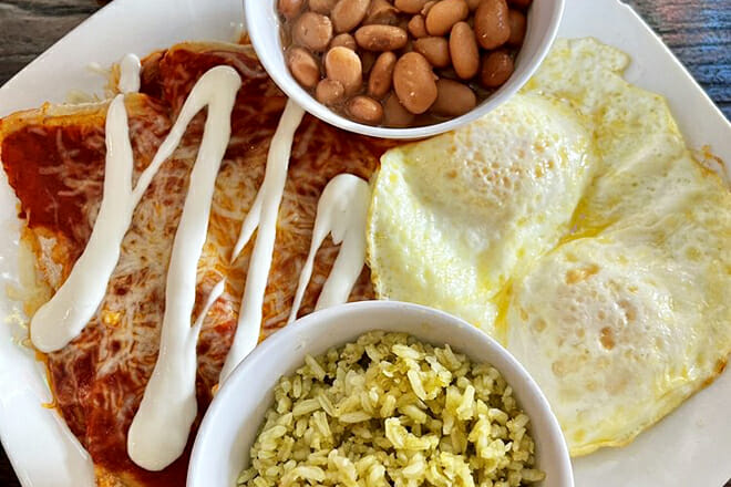 Rooster&rsquo;s Breakfast and Mimosas