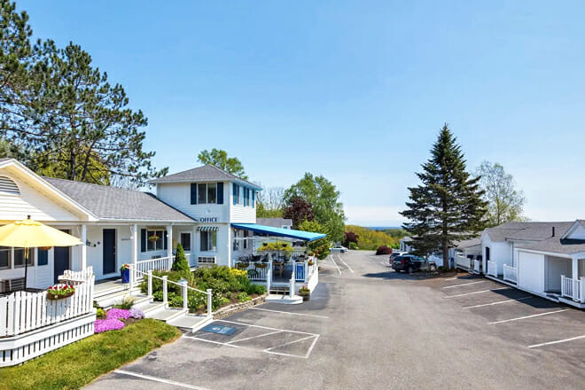 Glen Cove Inn & Suites