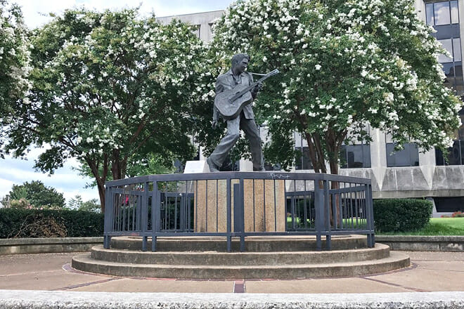 Statue of Elvis