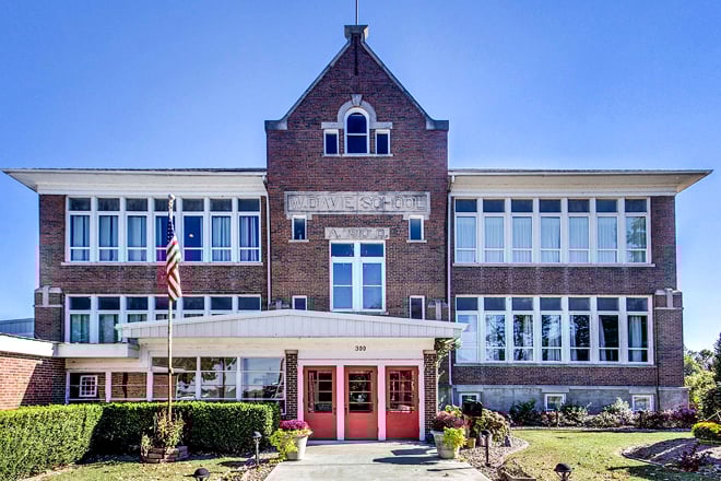 The Davie School Inn, Anna