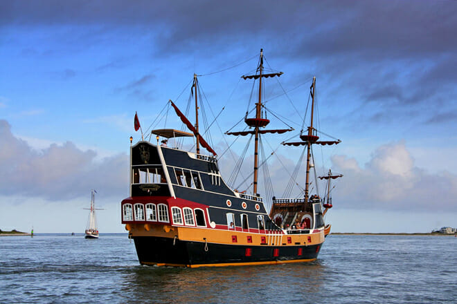 Black Raven Pirate Ship