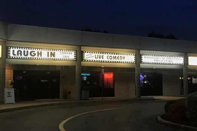 Snappers Laugh in Comedy Caf&eacute;