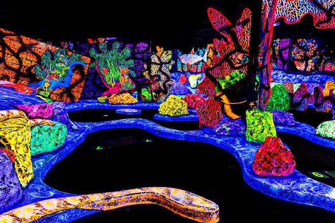 Putting Edge Glow-in-the-Dark Mini Golf