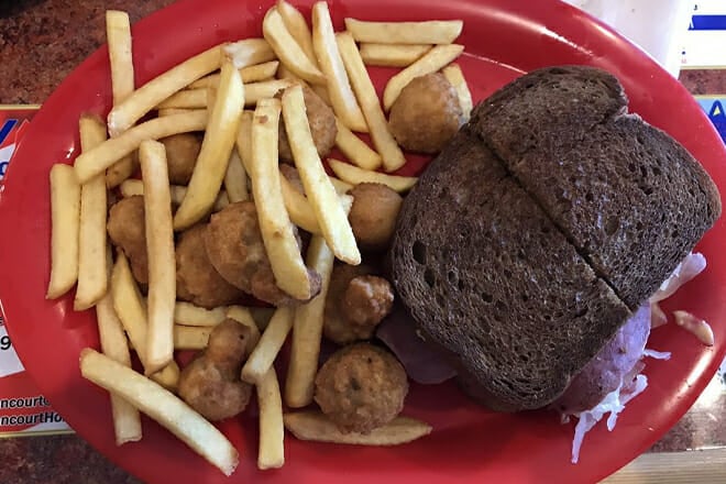 Spinnaker Caf&eacute;