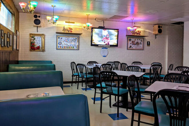 Vito and Nick&rsquo;s Pizzeria