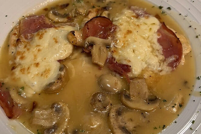 Benjamins Restaurant and Lounge