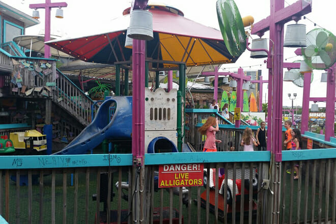 Fudpuckers Beachside Bar & Grill