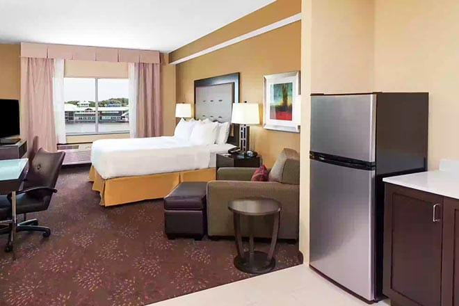 Holiday Inn Express & Suites