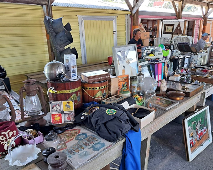 Vintage collectibles create a time capsule effect &ndash; where nostalgia merchants offer pieces of history at negotiable prices.