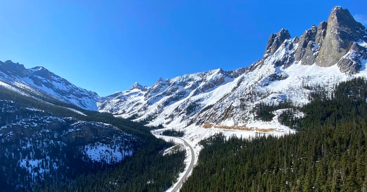 A breathtaking photo of Cascade Mountains