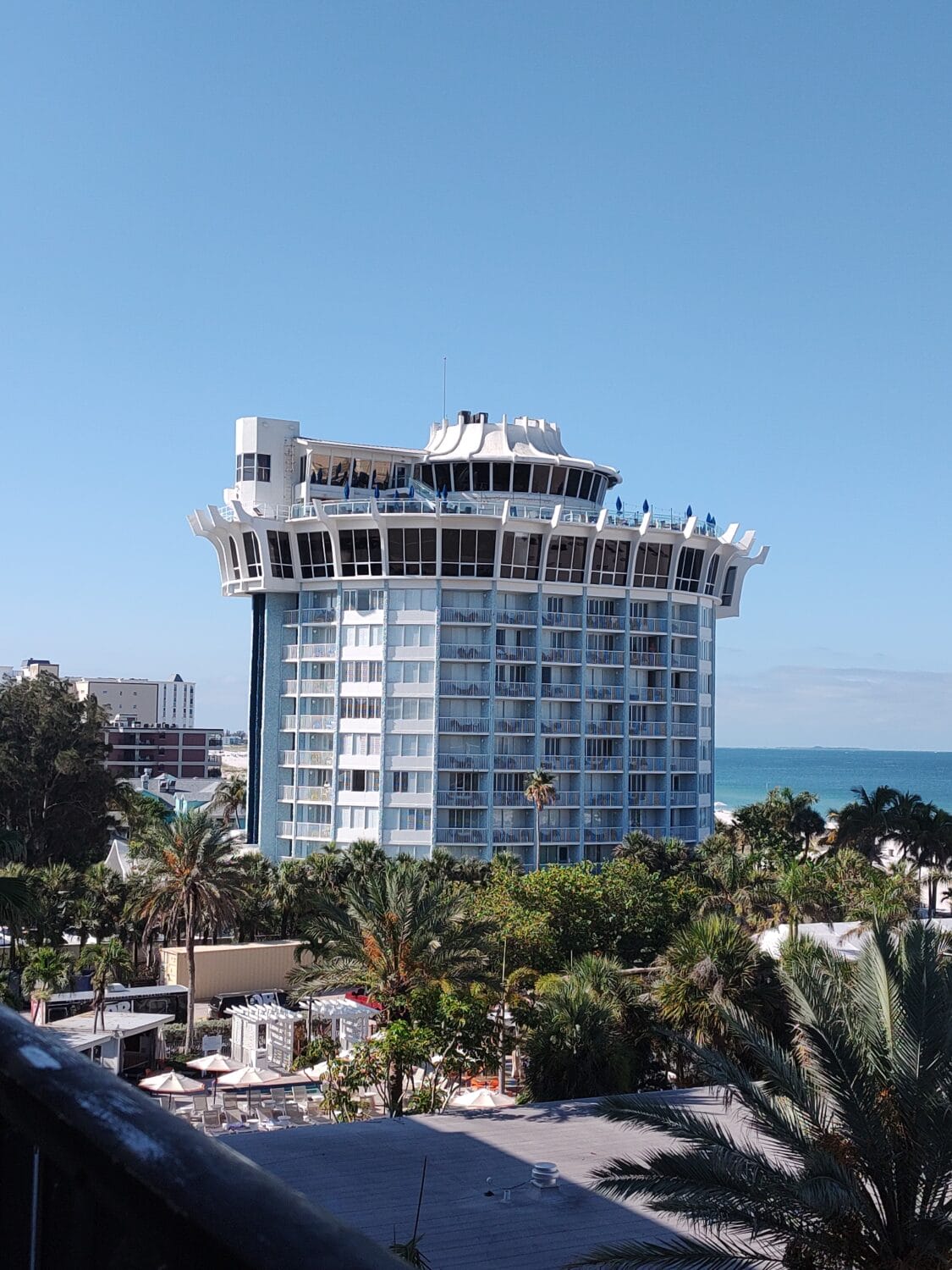 A distant view of the restaurant..