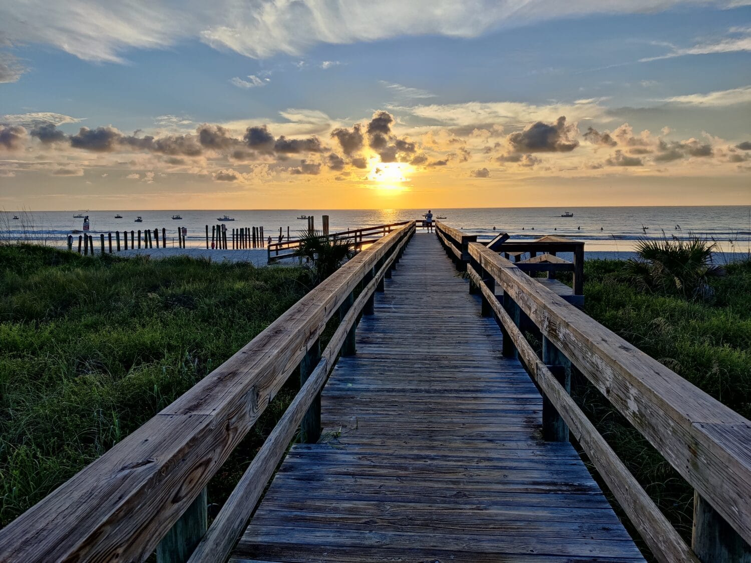 A mezmerizing image of a sunset over the beautiful beach.