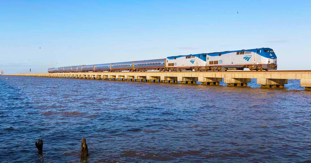 A picturesque train ride through the Mississippi River.