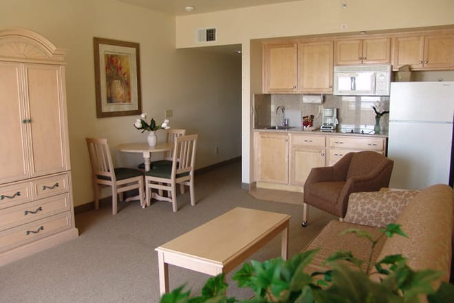 Beach House Inn & Suites