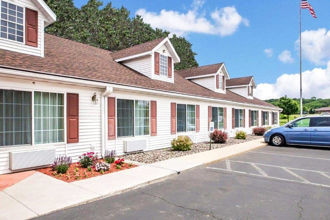 Econo Lodge Inn & Suites