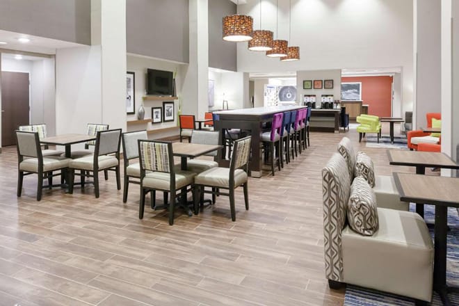 Hampton Inn & Suites Overland Park South
