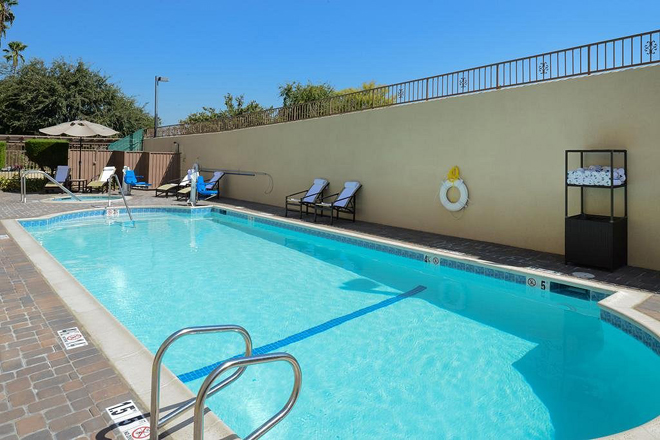 Holiday Inn Express & Suites Pasadena - Los Angeles