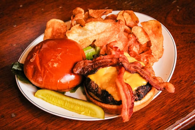 Johnny&rsquo;s Little Bar