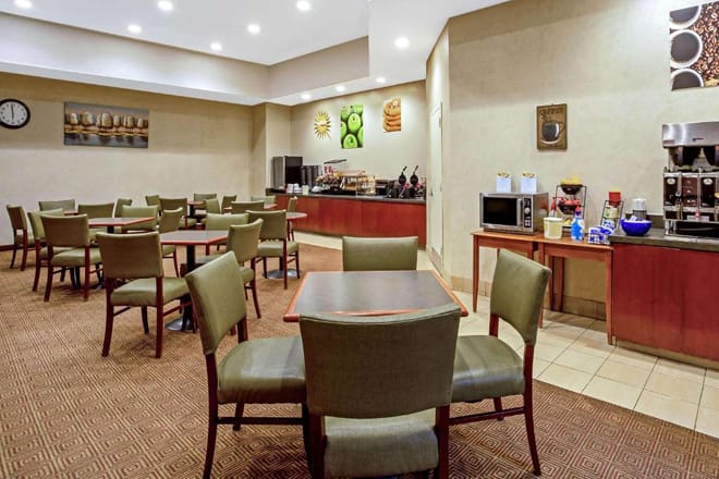 La Quinta Inn & Suites by Wyndham Stamford / New York City